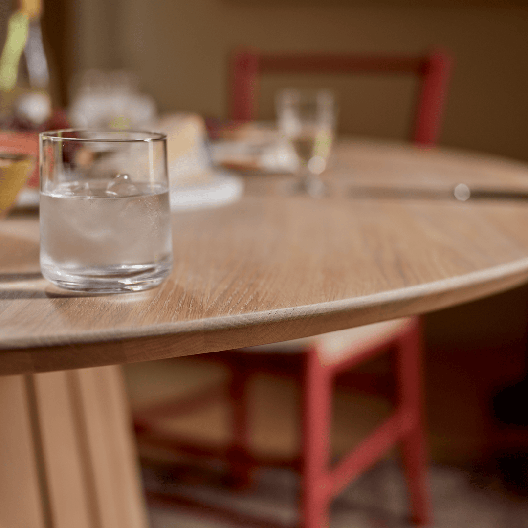 Stratford 6 Seater Round Oak Dining Table – Neptune